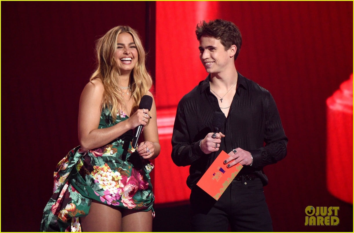 Full Sized Photo of addison rae tanner buchanan kiss mtv awards 09 ...