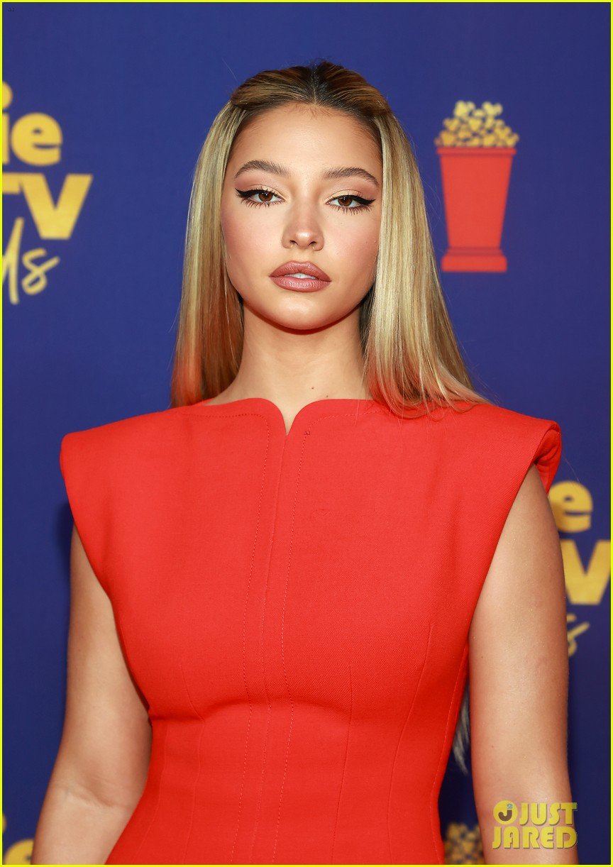 Full Sized Photo of outer banks couple share a kiss at mtv awards 20 ...