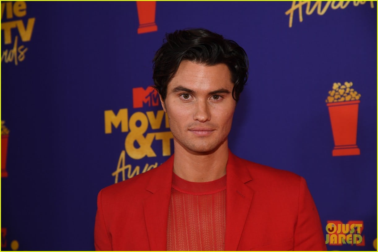 Full Sized Photo of outer banks couple share a kiss at mtv awards 27 ...
