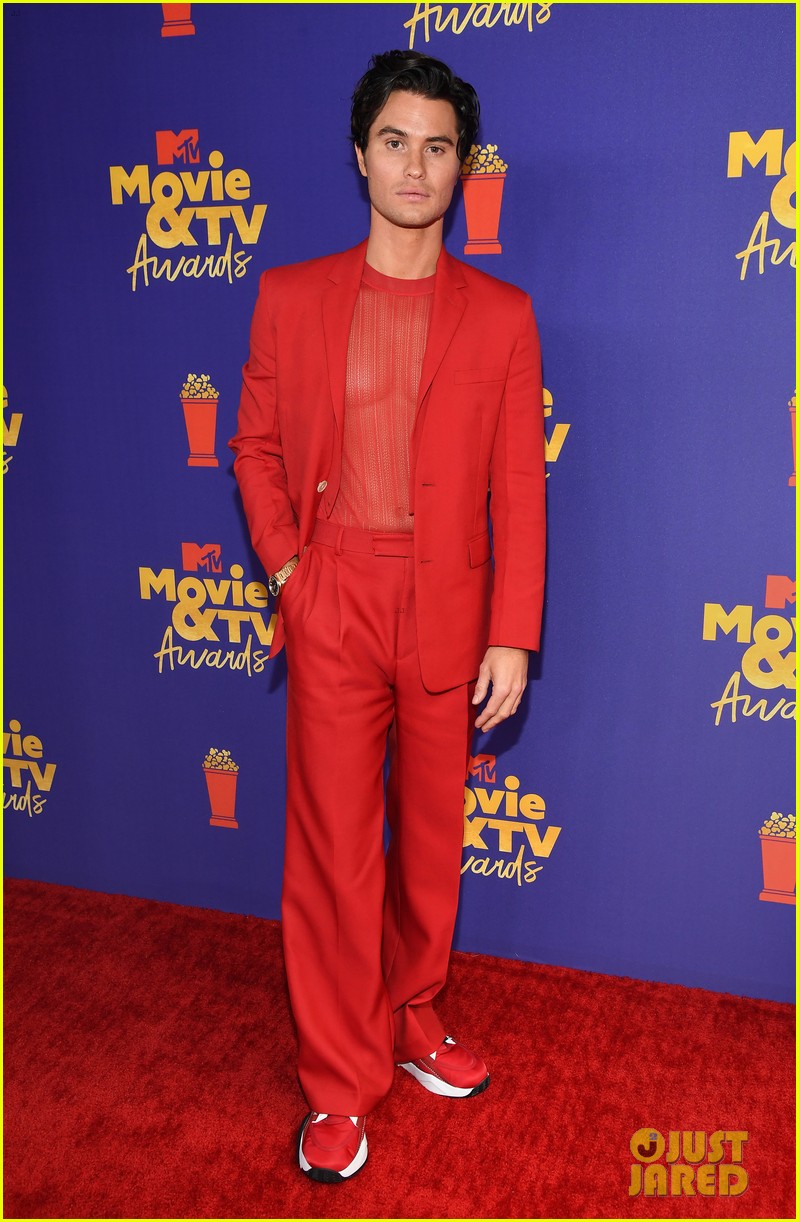 Chase Stokes & Madelyn Cline Celebrate Best Kiss Win With a Kiss at MTV ...