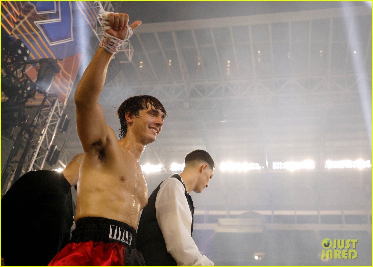 Bryce Hall Speaks Out After Losing Boxing Match, Still Going to Buy Mom ...