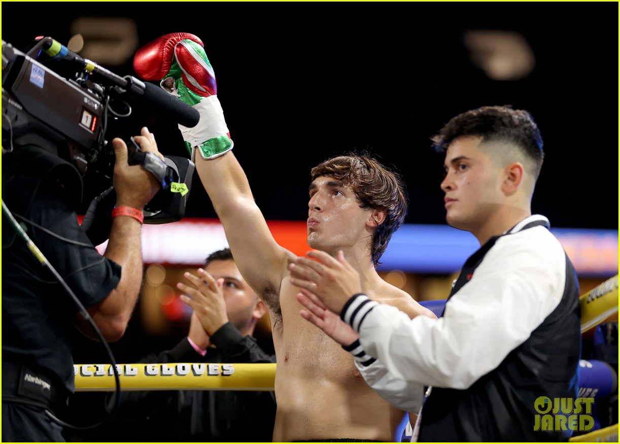 Full Sized Photo of bryce hall says ref stopped boxing match early ...