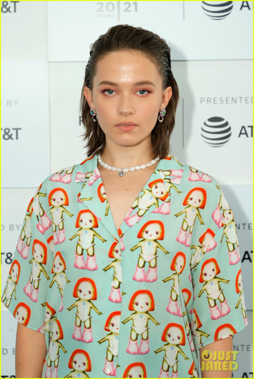 Full Sized Photo of cailee spaeny premieres how it ends at tribeca film ...
