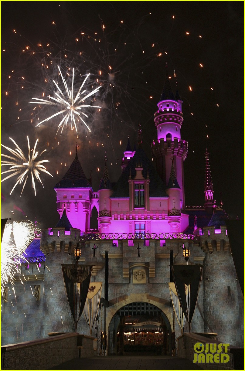 Disney Parks Announces The Return of Fireworks Shows at Disneyland ...