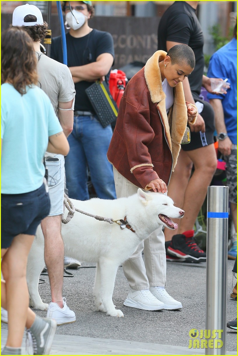 Jordan Alexander & Eli Brown Kiss In New 'Gossip Girl' Set Photos ...