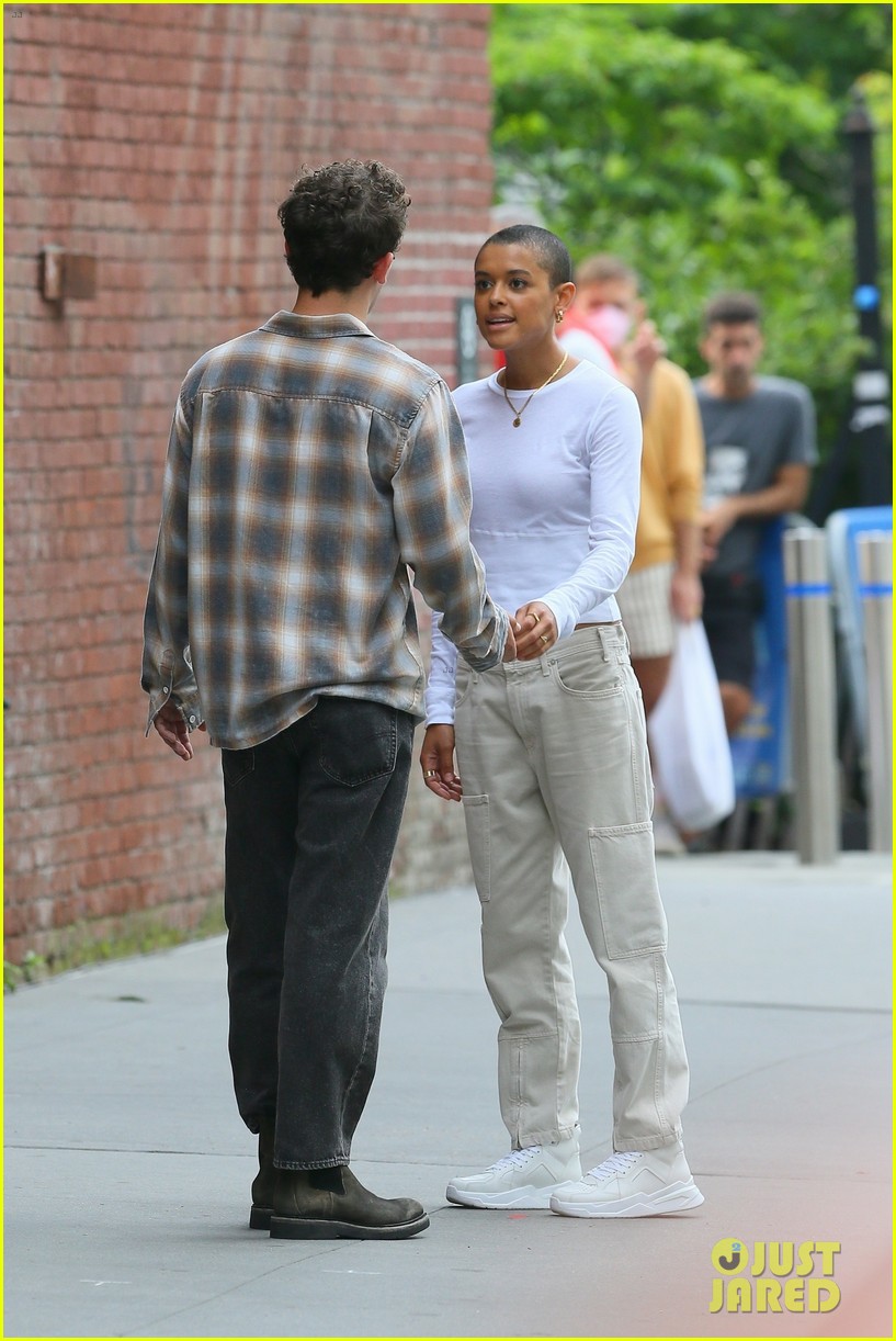 Jordan Alexander & Eli Brown Kiss In New 'Gossip Girl' Set Photos ...
