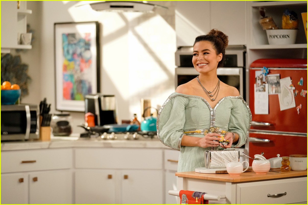 Reed Alexander Returns as Carly's Nemesis Nevel On New 'iCarly' Episode ...