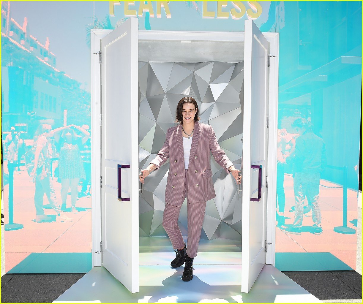 'Love, Victor' Cast Meet Up For Cute Photo Opp On Season 2 Premiere Day ...