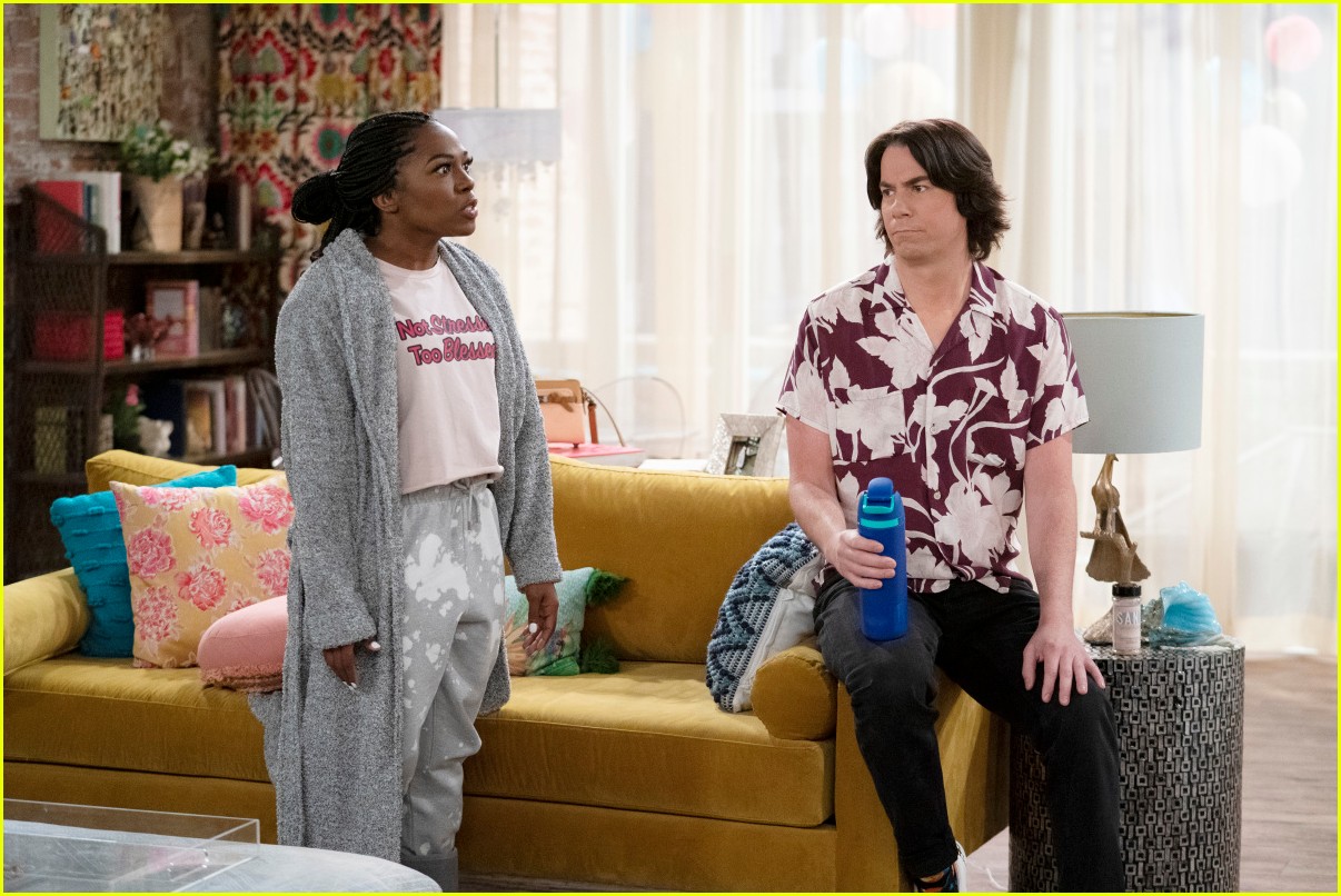 Drew Roy Returns as Bad Boy Griffin On This Week's 'iCarly' - Watch a ...