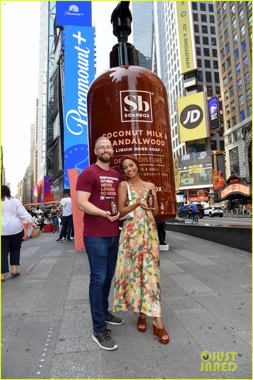 Gossip Girl Star Savannah Lee Smith Debuts Red Hair During Soapbox ...