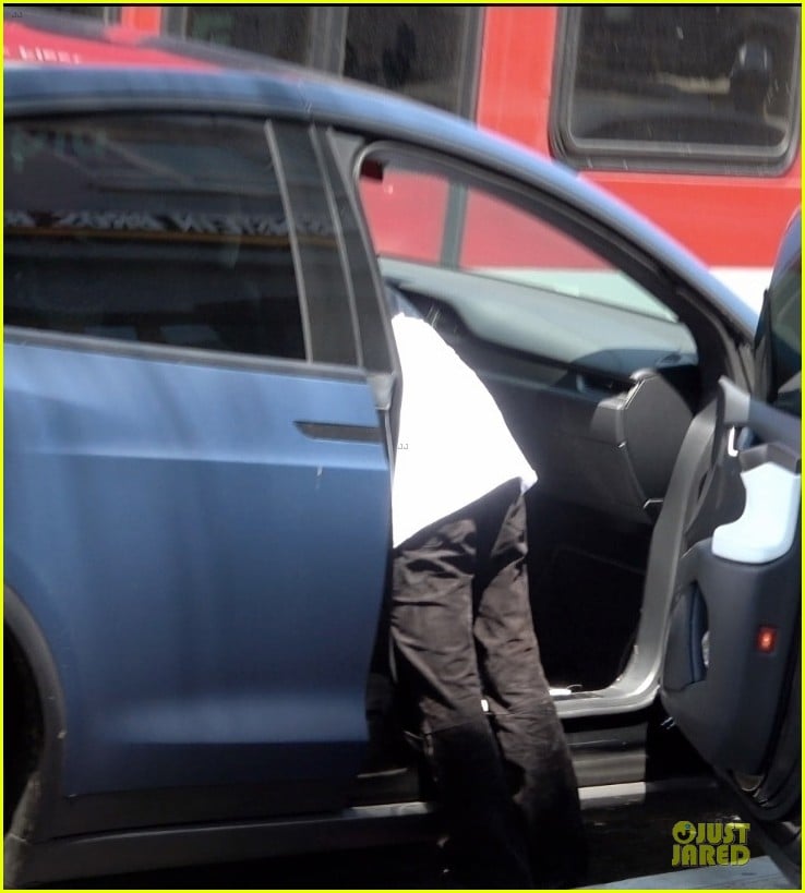 Addison Rae Spotted Kissing Omer Fedi Amid Dating Rumors | Photo ...