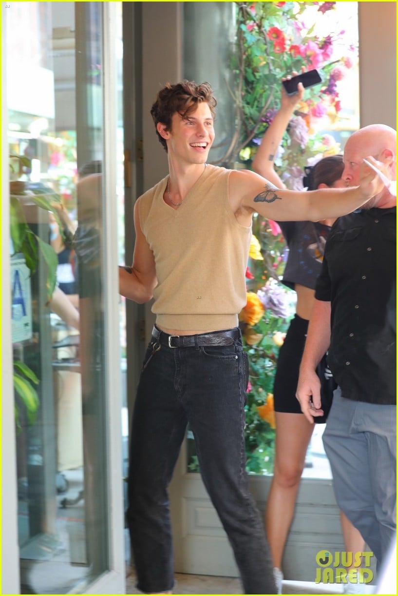 Full Sized Photo of shawn mendes fan frenzy in nyc 07 | Shawn Mendes Is Surrounded By Fans in ...