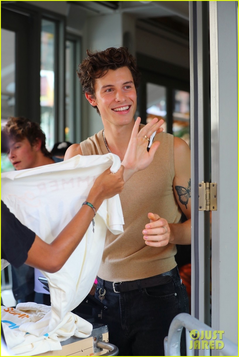 Full Sized Photo of shawn mendes fan frenzy in nyc 21 | Shawn Mendes Is Surrounded By Fans in ...