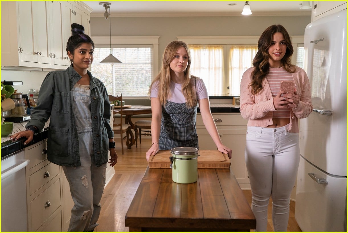 Full Sized Photo of addison rae tanner buchanan star in hes all that ...