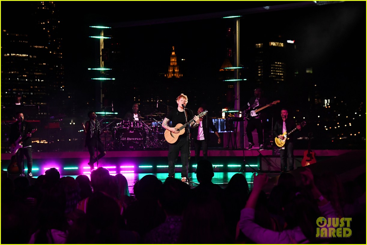 Full Sized Photo of ed sheeran shiver performance vmas 2021 10 | Ed ...