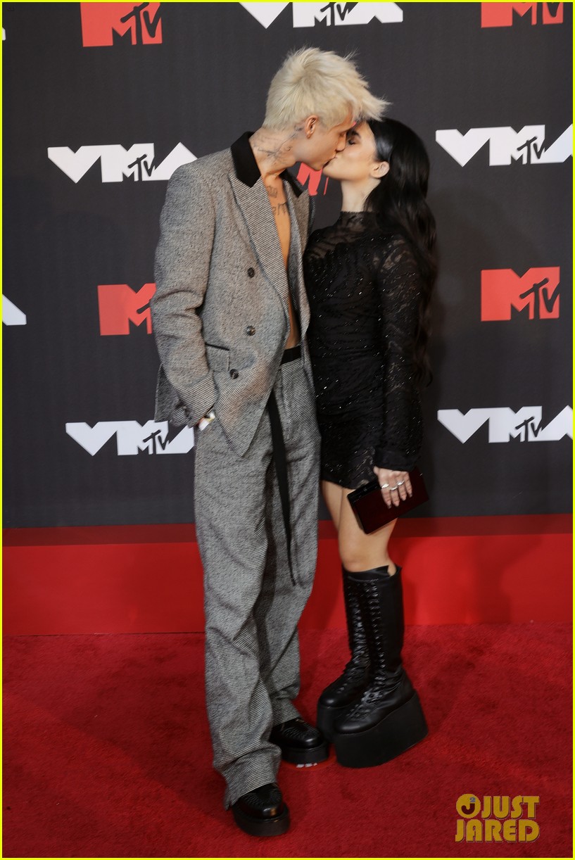 jxdn & Nessa Barrett Share a Kiss On MTV VMAs 2021 Red Carpet | Photo ...