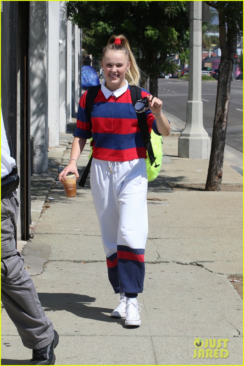 Full Sized Photo of jojo siwa gets a kiss from girlfriend kylie prew ...