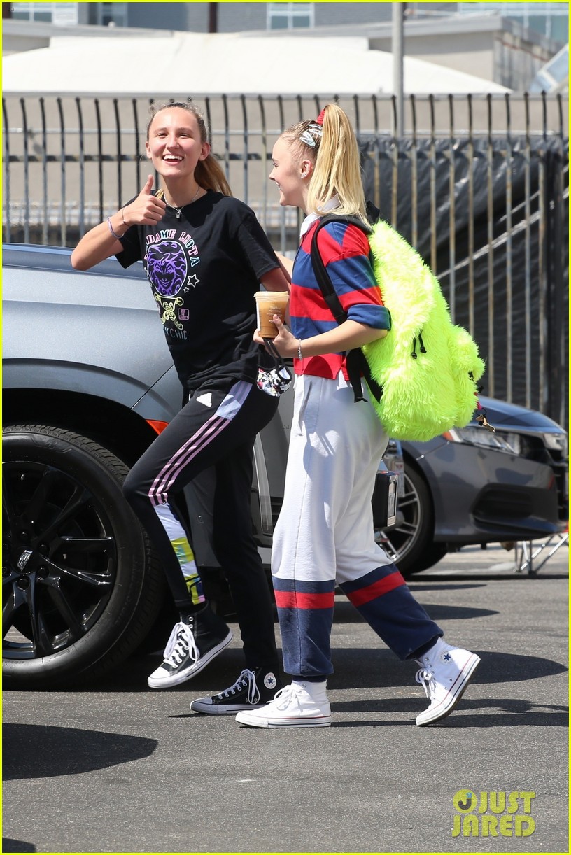 Full Sized Photo of jojo siwa gets a kiss from girlfriend kylie prew ...