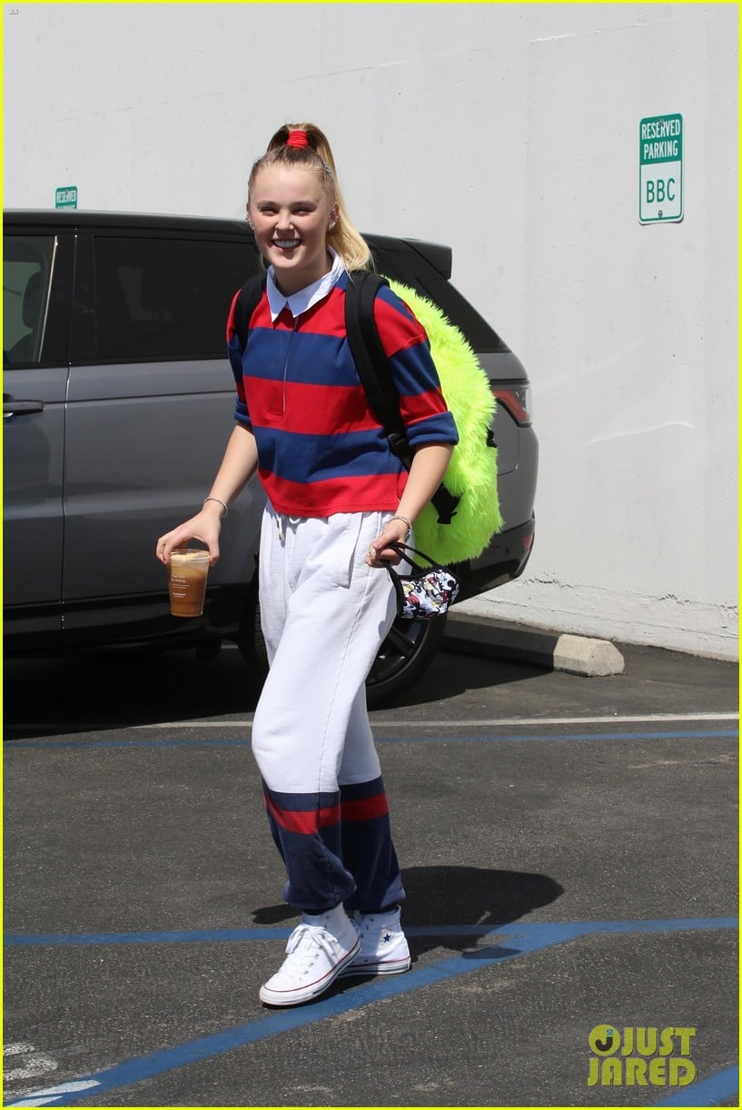 JoJo Siwa Gets a Kiss From Girlfriend Kylie Prew After 'Dancing With ...