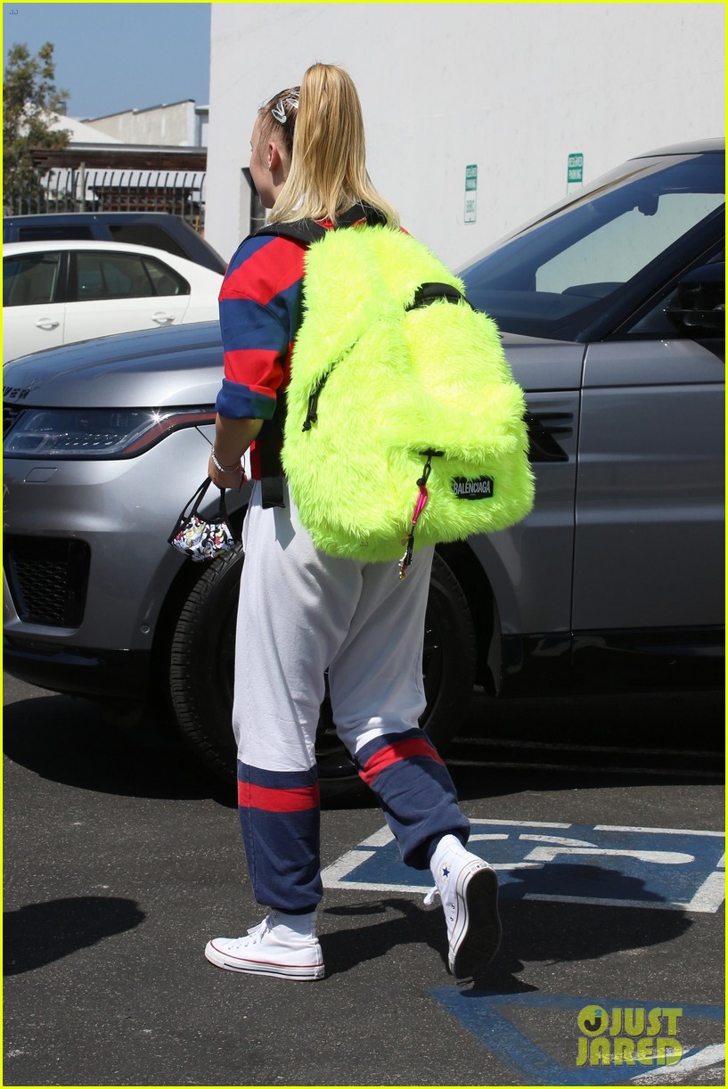 Full Sized Photo Of Jojo Siwa Gets A Kiss From Girlfriend Kylie Prew