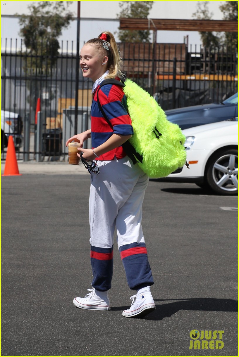 Full Sized Photo of jojo siwa gets a kiss from girlfriend kylie prew ...