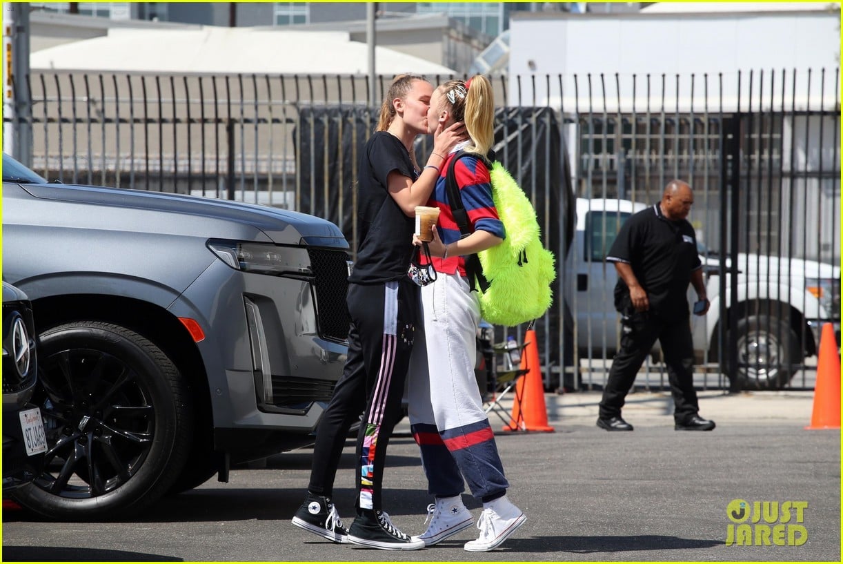 JoJo Siwa Gets a Kiss From Girlfriend Kylie Prew After 'Dancing With ...