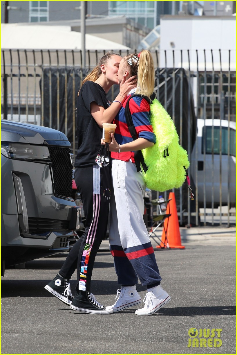 JoJo Siwa Gets a Kiss From Girlfriend Kylie Prew After 'Dancing With ...