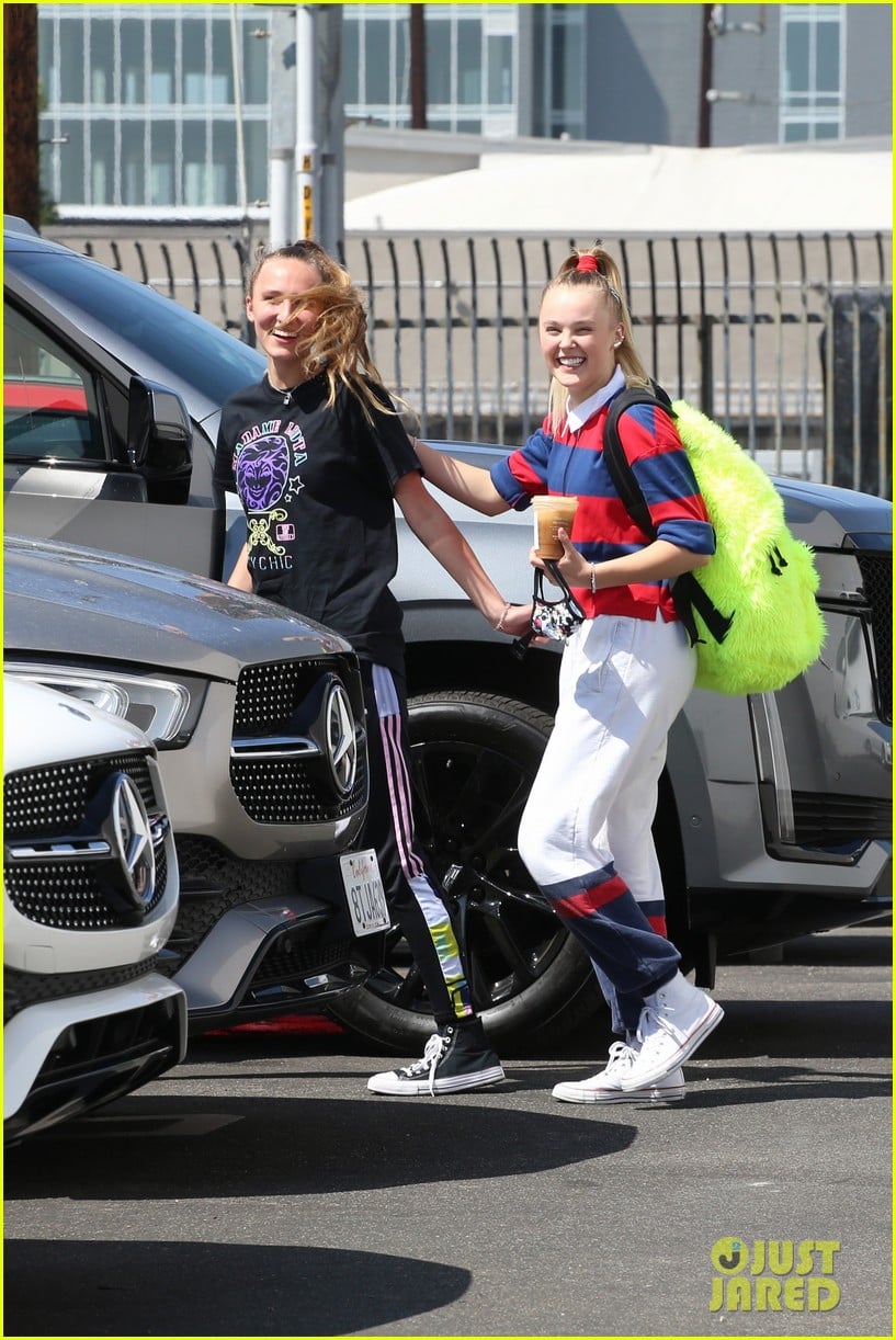 JoJo Siwa Gets a Kiss From Girlfriend Kylie Prew After 'Dancing With ...