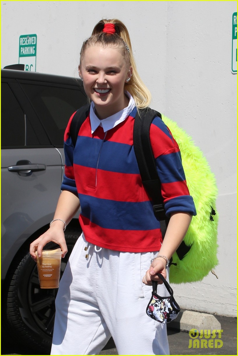 Full Sized Photo of jojo siwa gets a kiss from girlfriend kylie prew ...