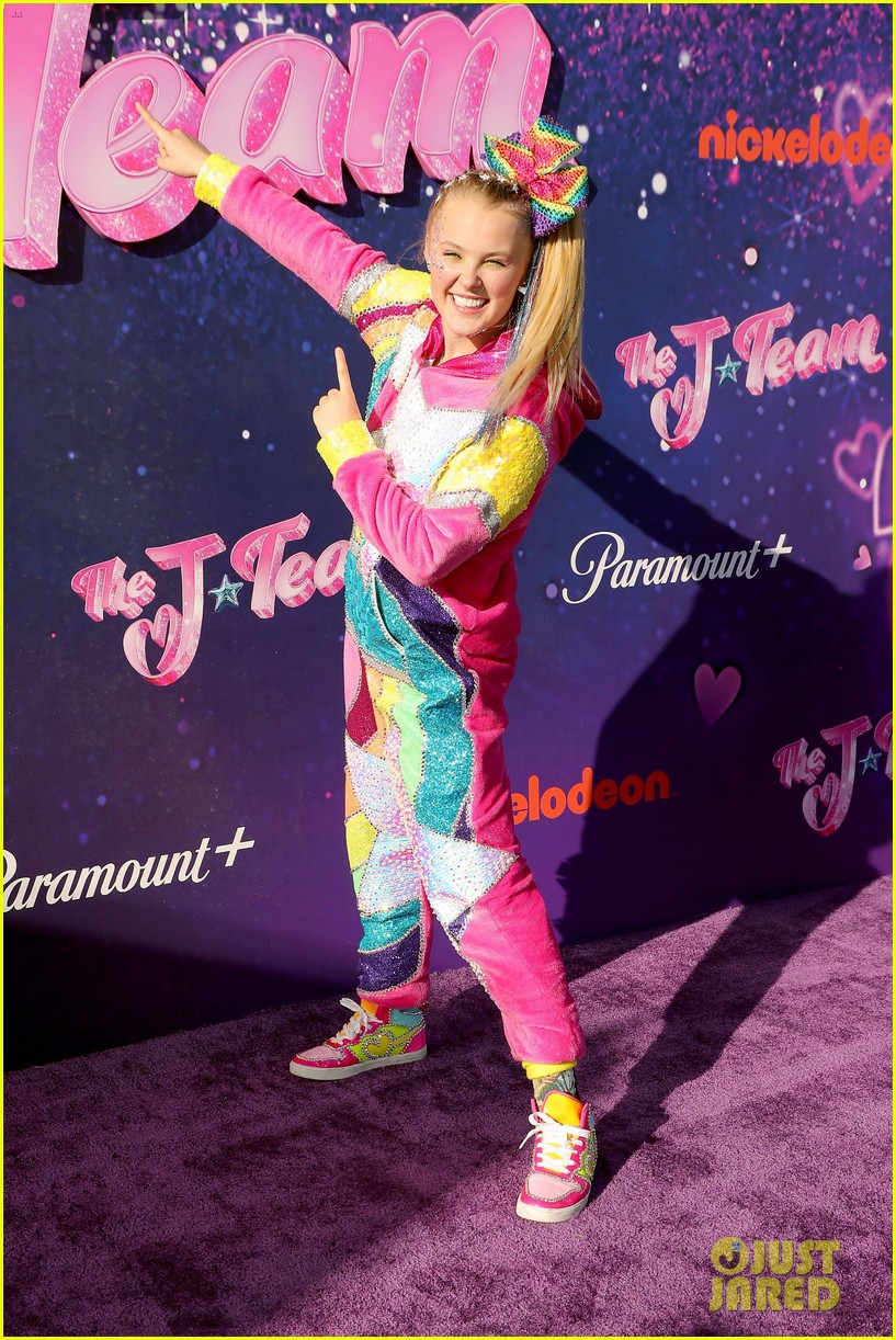 JoJo Siwa Makes Red Carpet Debut With Girlfriend Kylie Prew at 'The J ...