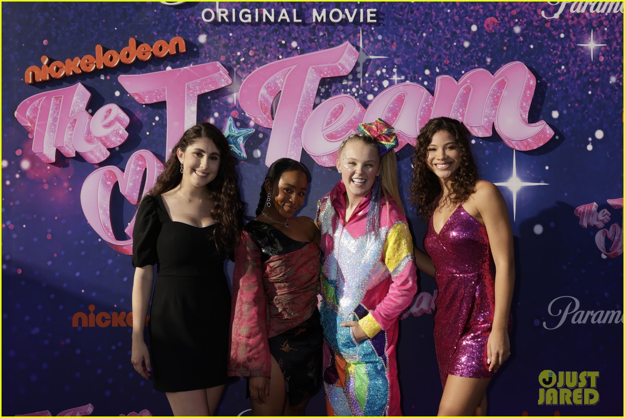 JoJo Siwa Makes Red Carpet Debut With Girlfriend Kylie Prew at 'The J ...