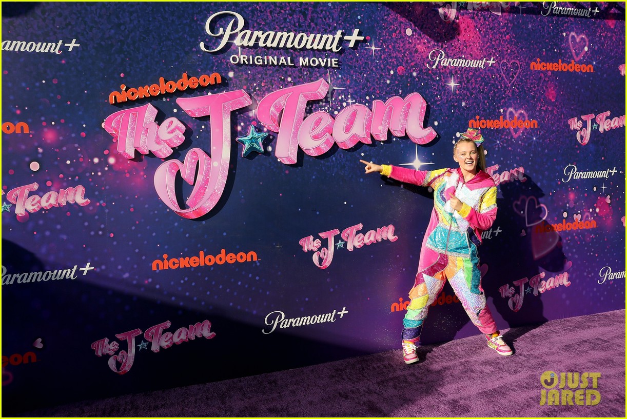 JoJo Siwa Makes Red Carpet Debut With Girlfriend Kylie Prew at 'The J ...