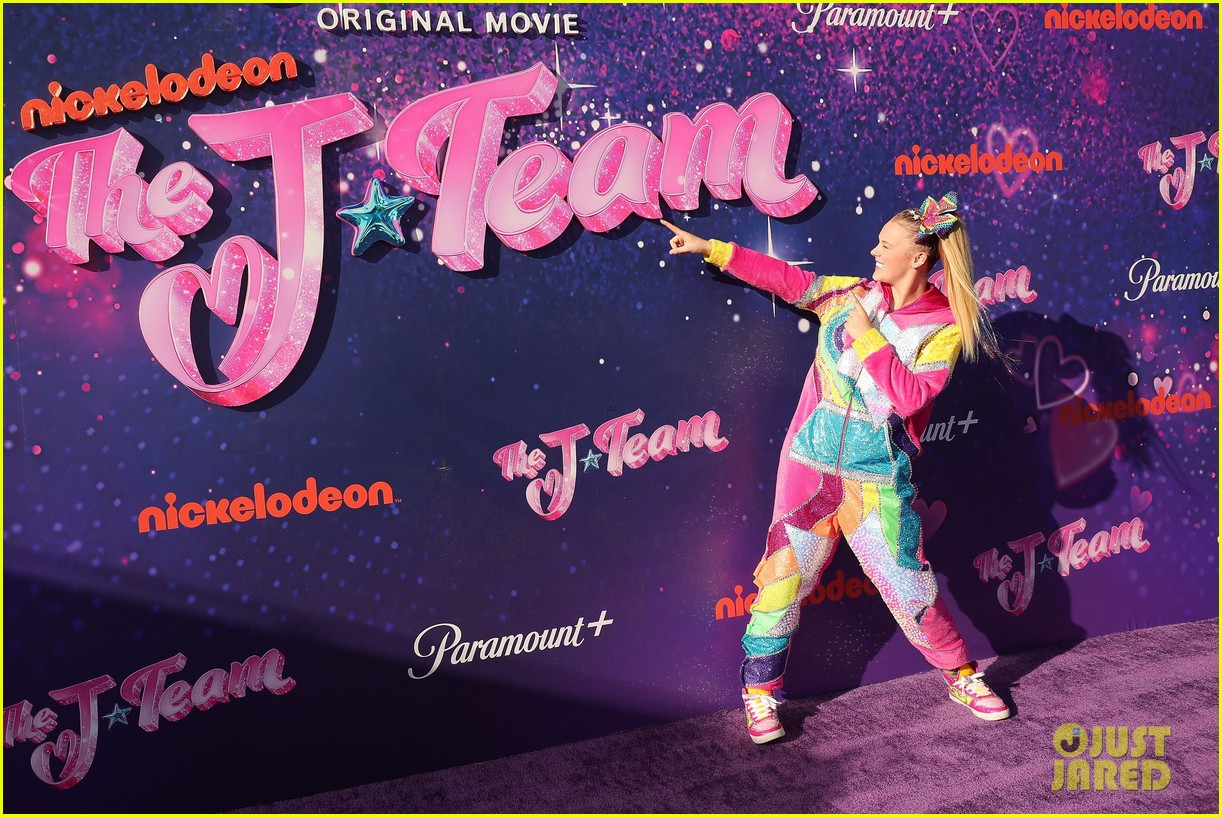 JoJo Siwa Makes Red Carpet Debut With Girlfriend Kylie Prew at 'The J ...