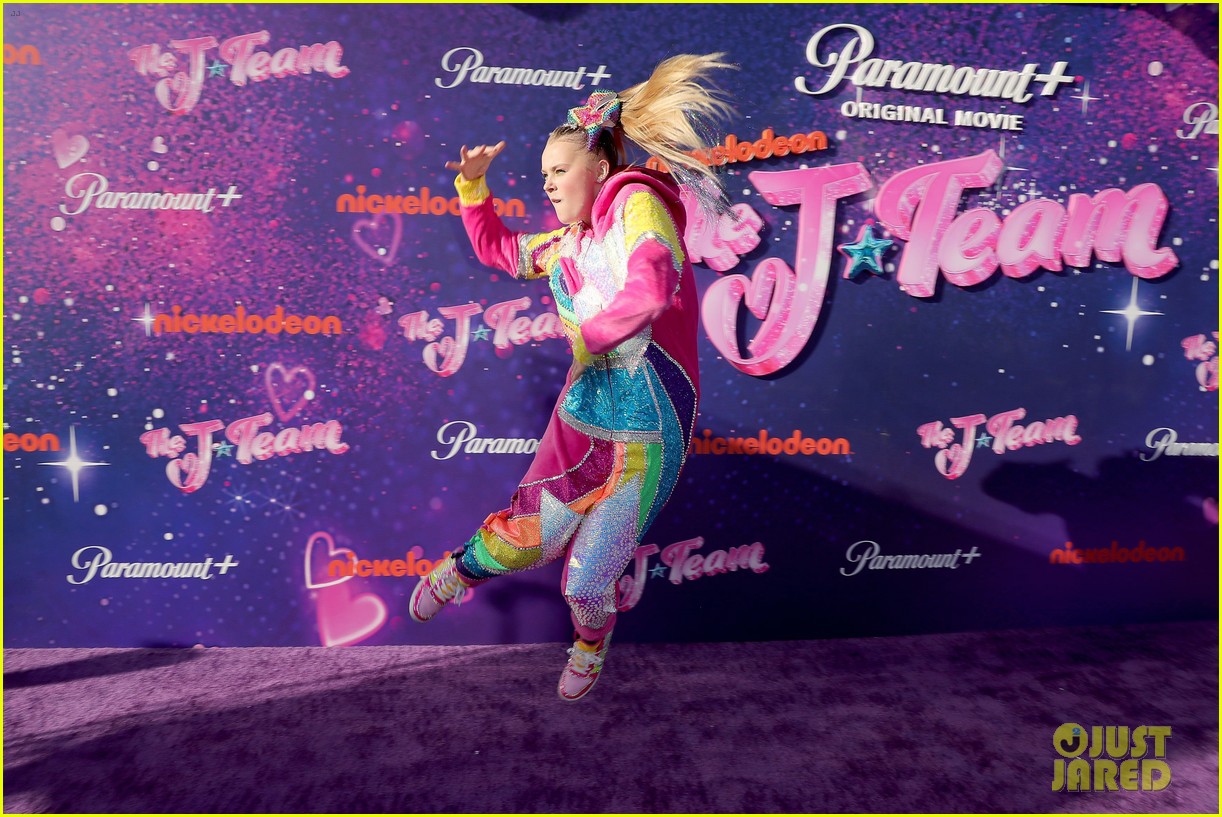 JoJo Siwa Makes Red Carpet Debut With Girlfriend Kylie Prew at 'The J ...