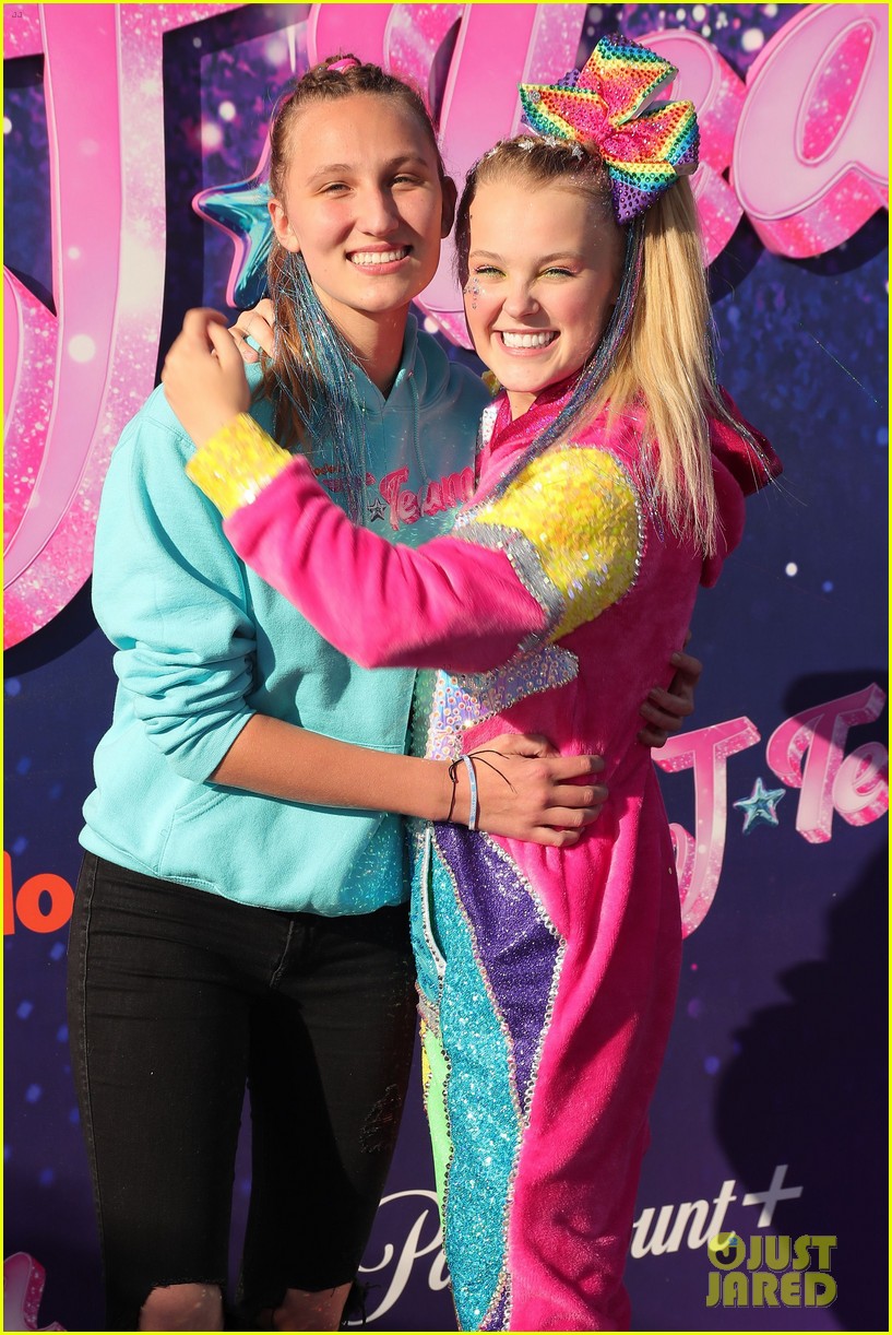 JoJo Siwa Makes Red Carpet Debut With Girlfriend Kylie Prew at 'The J ...