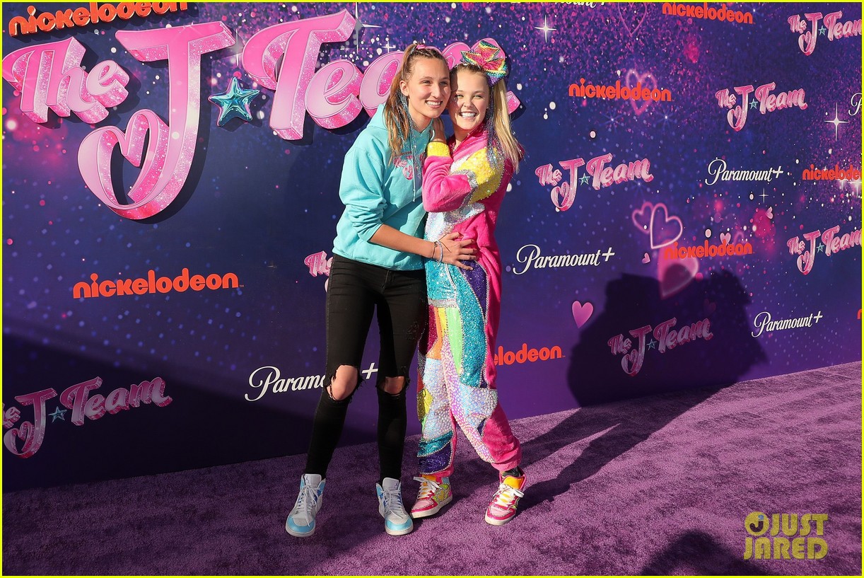JoJo Siwa Makes Red Carpet Debut With Girlfriend Kylie Prew at 'The J ...