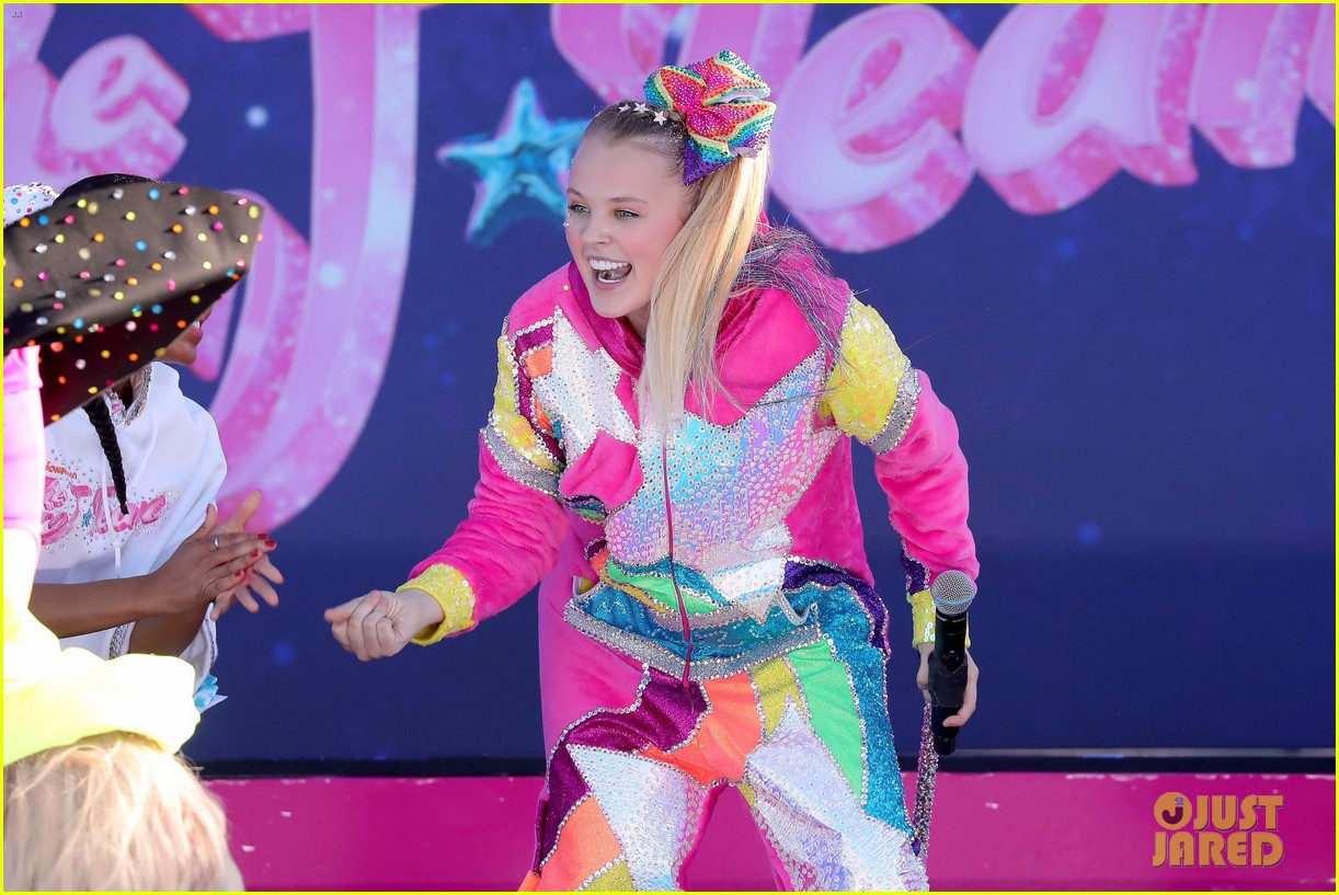 JoJo Siwa Makes Red Carpet Debut With Girlfriend Kylie Prew at 'The J ...