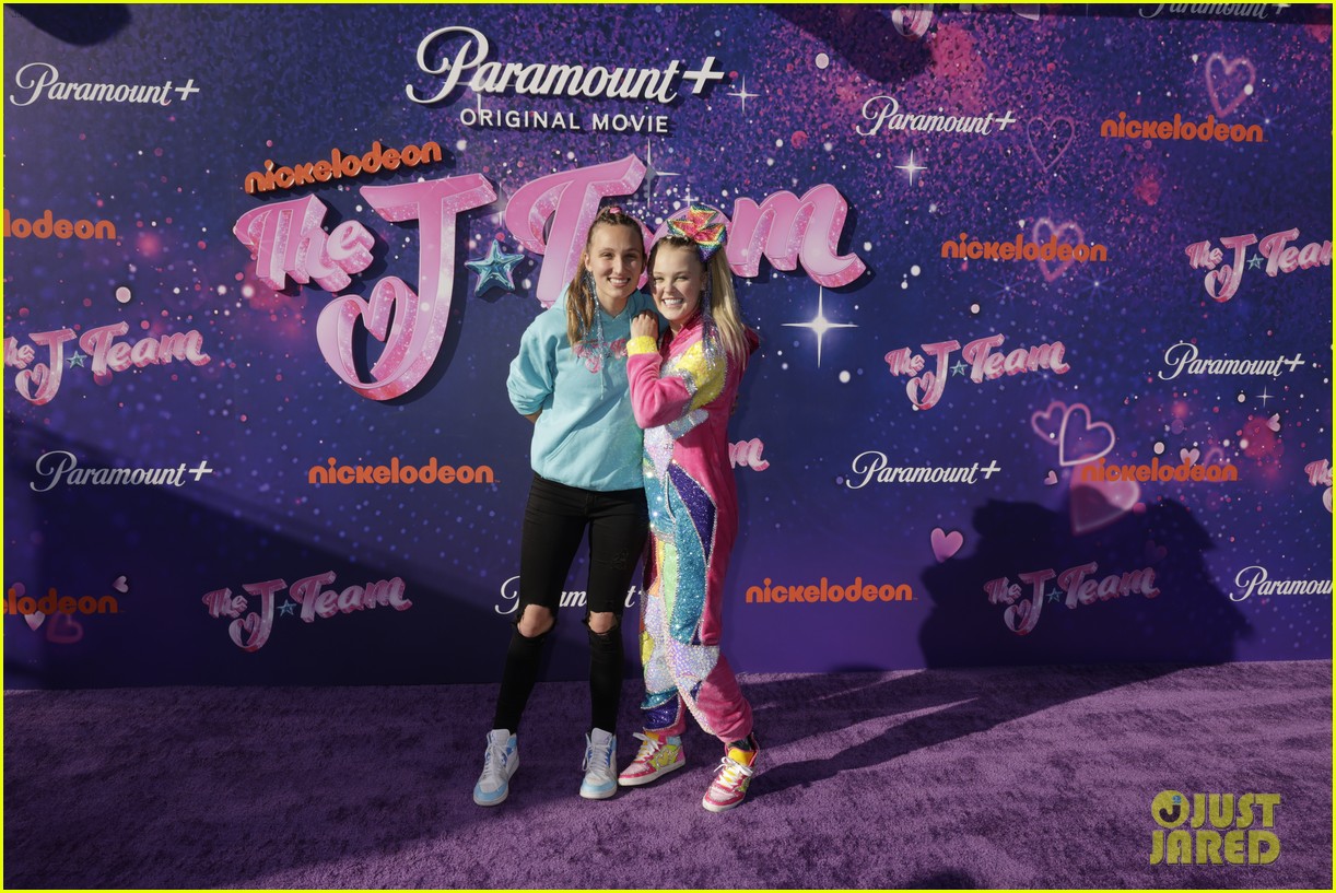 JoJo Siwa Makes Red Carpet Debut With Girlfriend Kylie Prew at 'The J ...