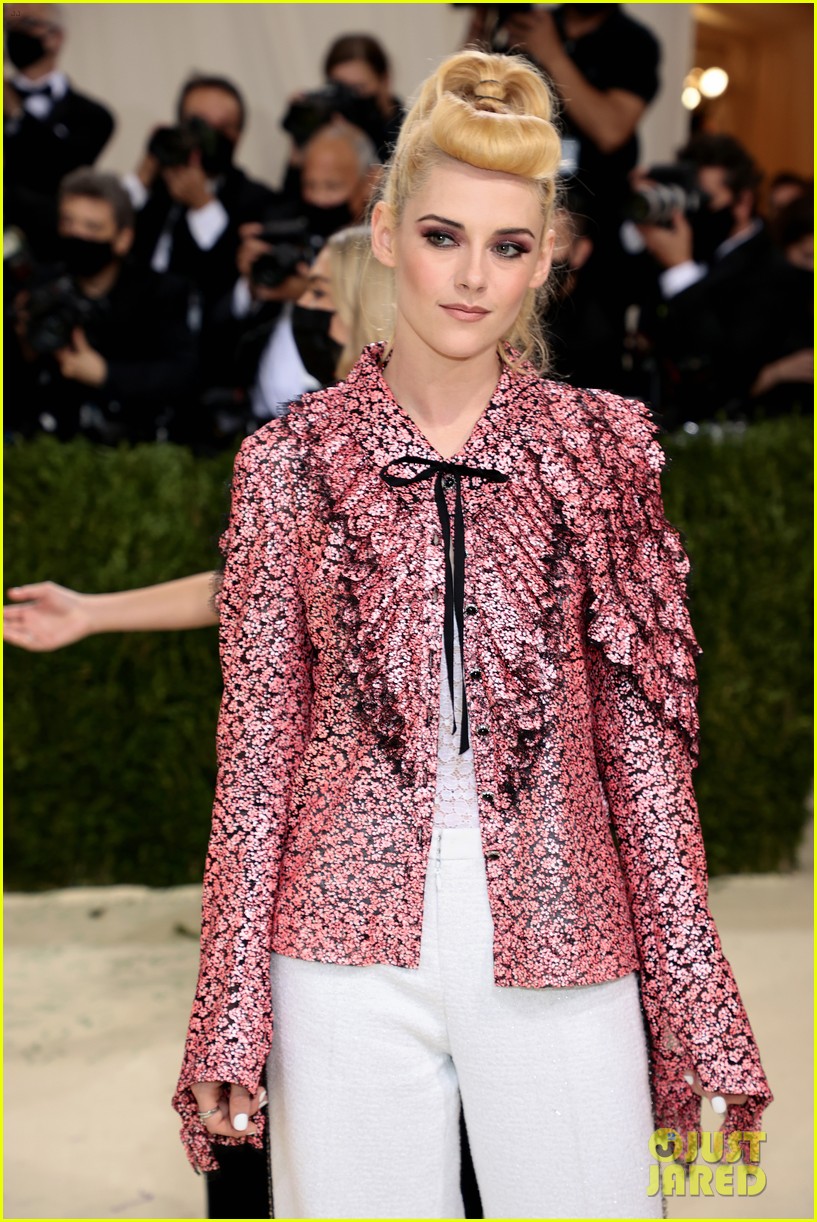 Full Sized Photo Of Kristen Stewart Wears Pink Ruffles To Met Gala 2021 full-sized-photo-of-kristen-stewart-wears-pink-ruffles-to-met-gala-2021