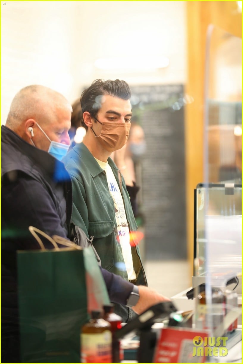 Nick & Joe Jonas Head to One of Their Concerts on Their 'Remember This ...