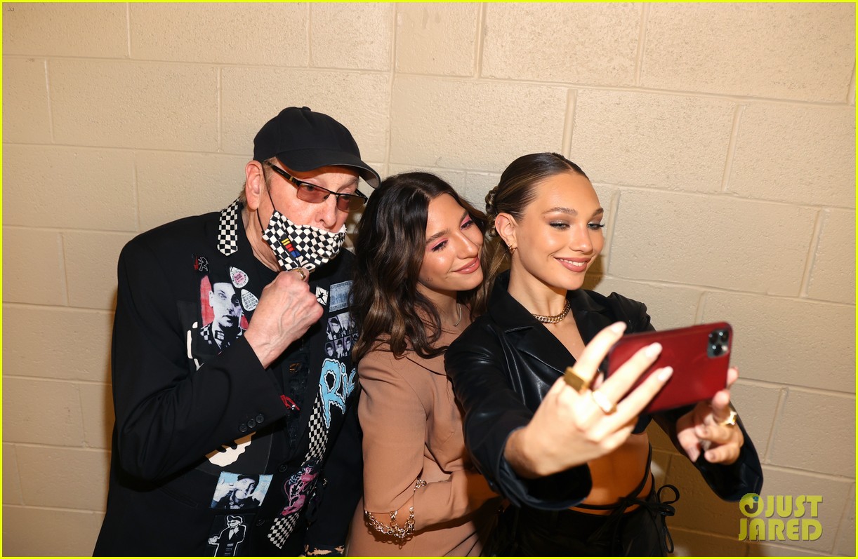 Maddie & Kenzie Ziegler, Tate McRae & More Attend iHeartRadio Music ...