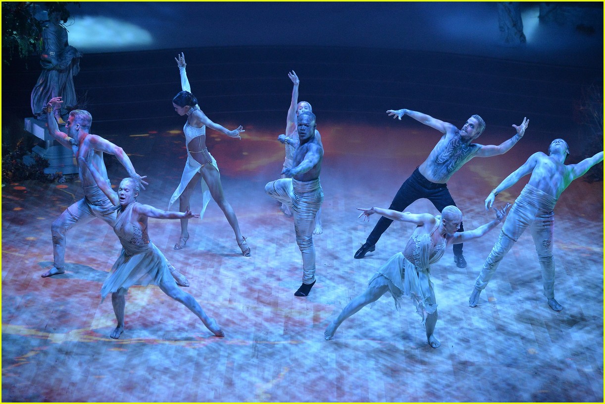 Derek Hough & Hayley Erbert Dance a Tango On 'Dancing With The Stars ...