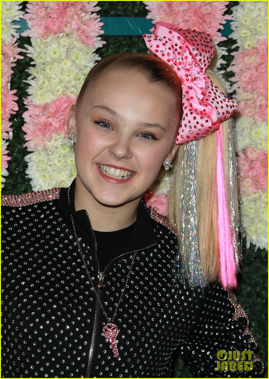 Full Sized Photo of jojo siwa says her iconic bows are on a long ...