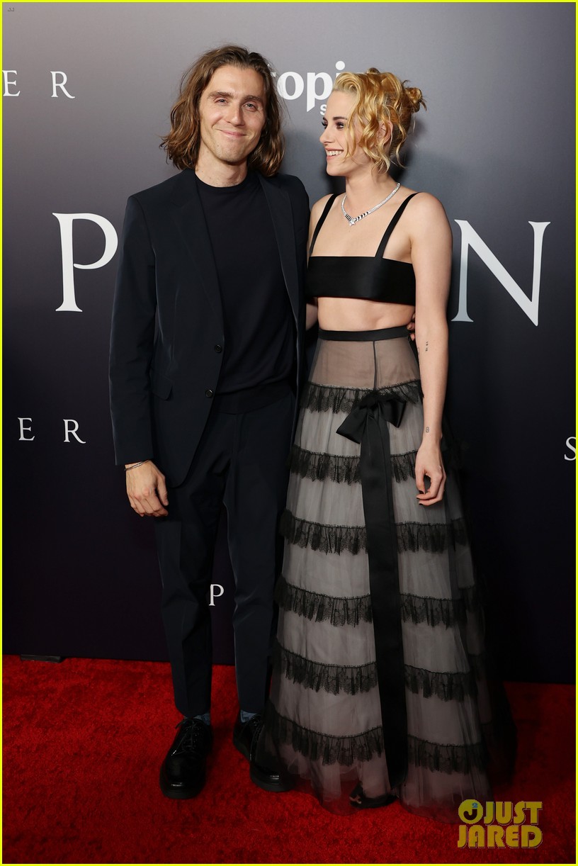 Kristen Stewart Strikes a Pose at the Premiere of 'Spencer' in LA ...