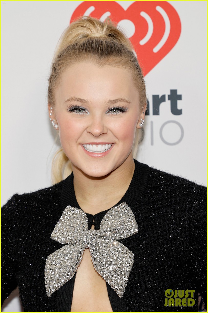 JoJo Siwa Says Her Mom Helped Pick Out Her Daring Red Carpet Look ...