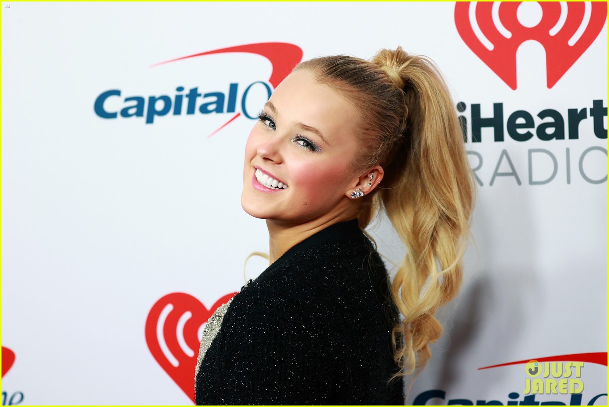 JoJo Siwa Says Her Mom Helped Pick Out Her Daring Red Carpet Look ...