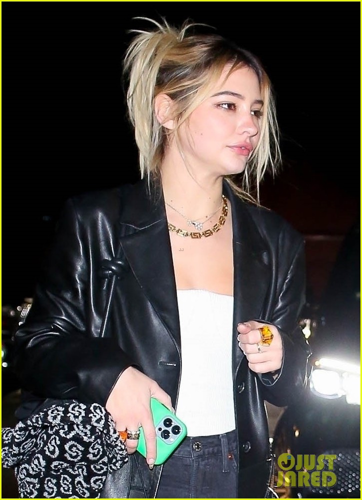 Madelyn Cline Heads Out To Dinner With Pals | Photo 1334746 - Photo ...