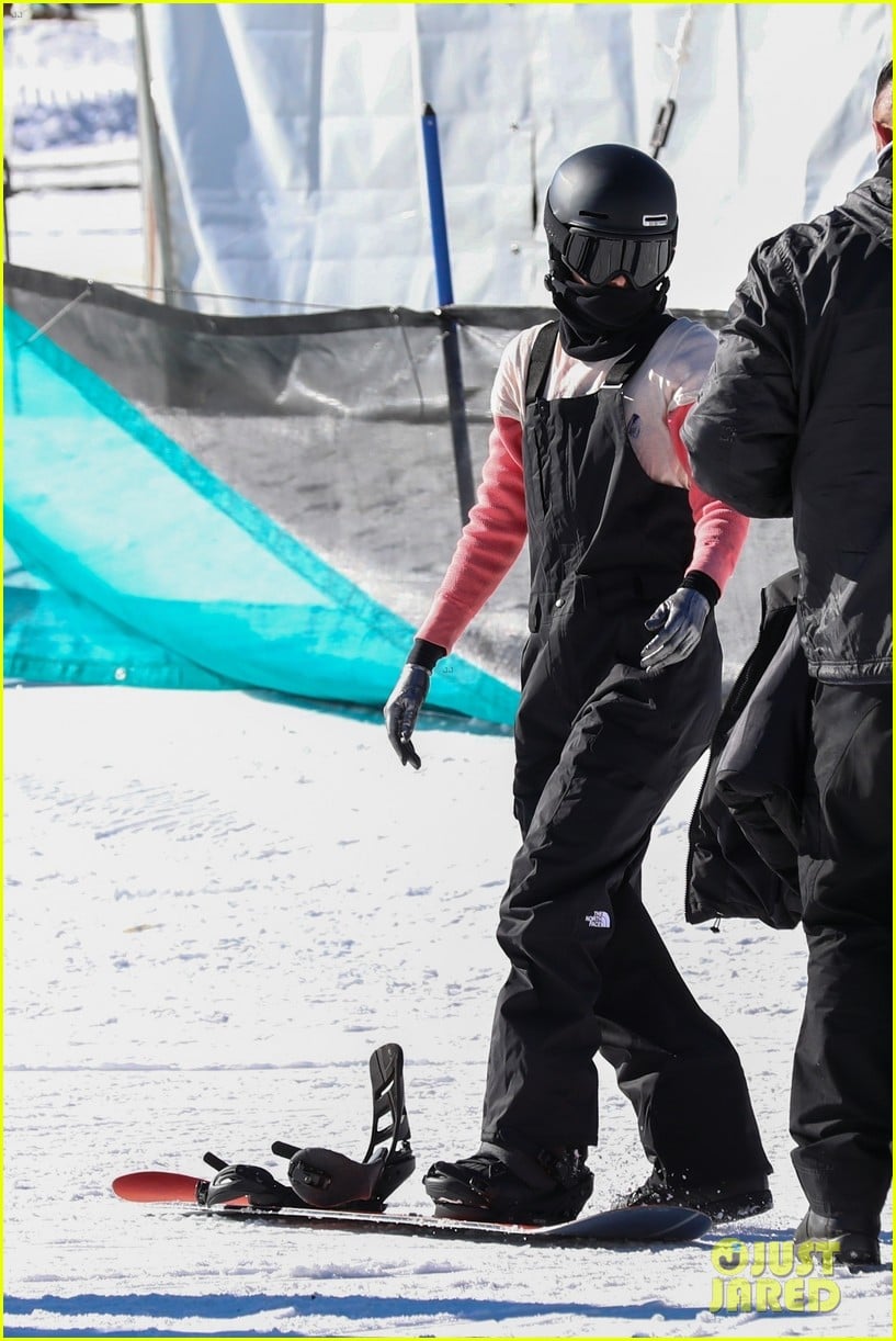 Kendall Jenner Hits the Slopes for a Solo Ski Day | Photo 1335924 ...