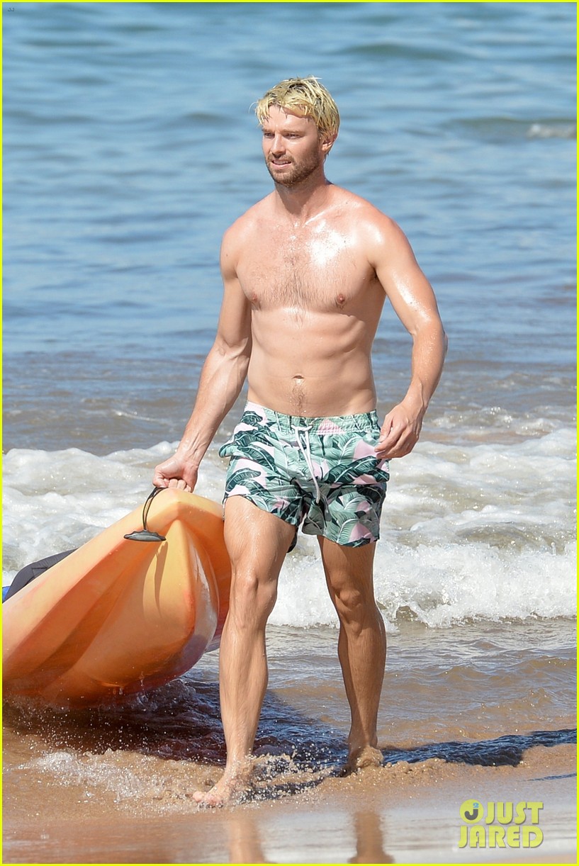 Patrick Schwarzenegger Does Some Kayaking in Hawaii | Photo 1335836 ...
