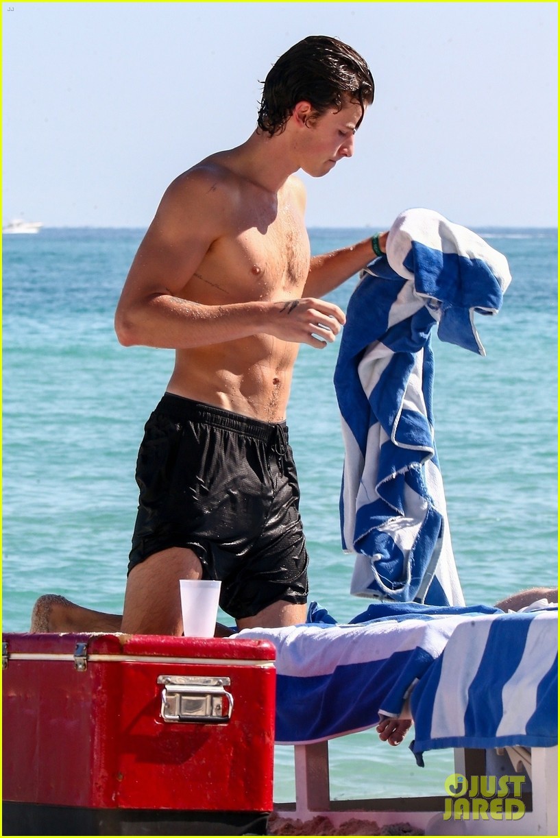 Shawn Mendes Shows Off His Shirtless Bod at the Beach In Miami (Photos ...